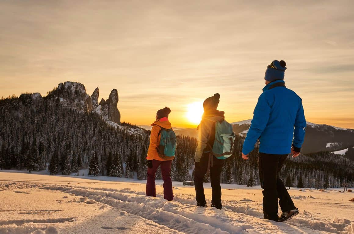 How to Survive Cold Weather Hiking: Your Essential Guide - nomadic7